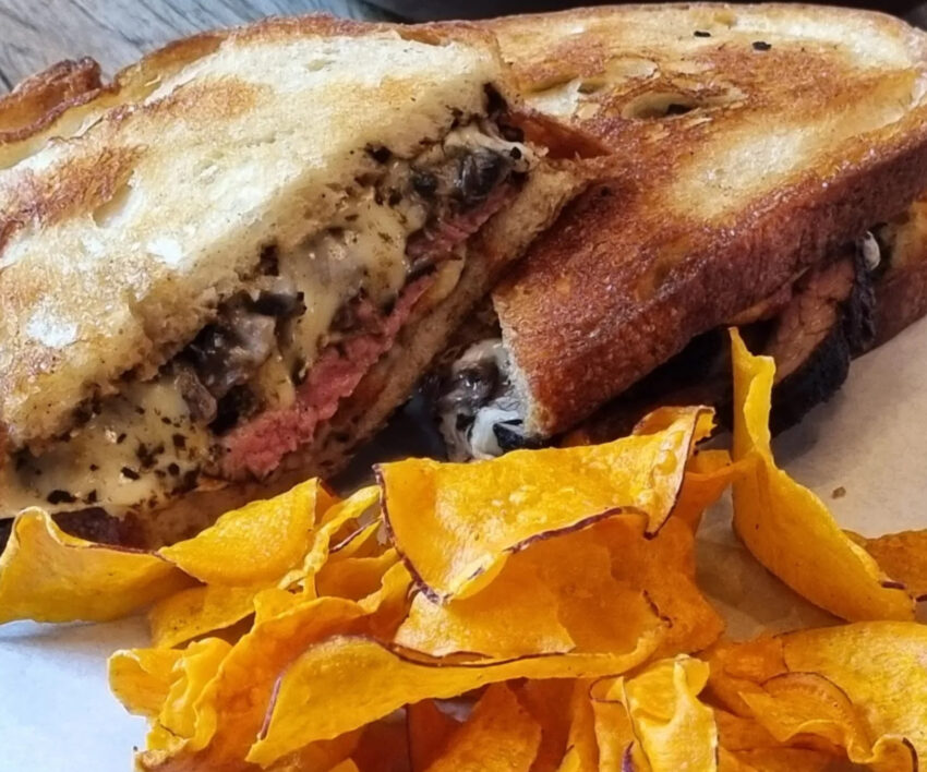 สัมภาษณ์ เชฟอาร์ม แห่ง Luka Bangkok - ลองดู Longdo.com