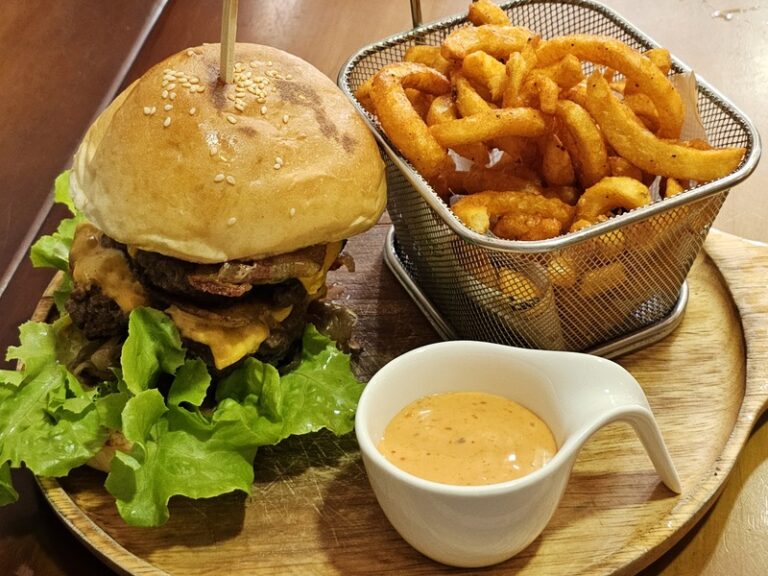 Bangkok Top Burgers : แนะนำ 10+1 ร้านเบอร์เกอร์ในกรุงเทพฯ ที่อร่อยจนต้องยอมอ้วน - ลองดู Longdo.com